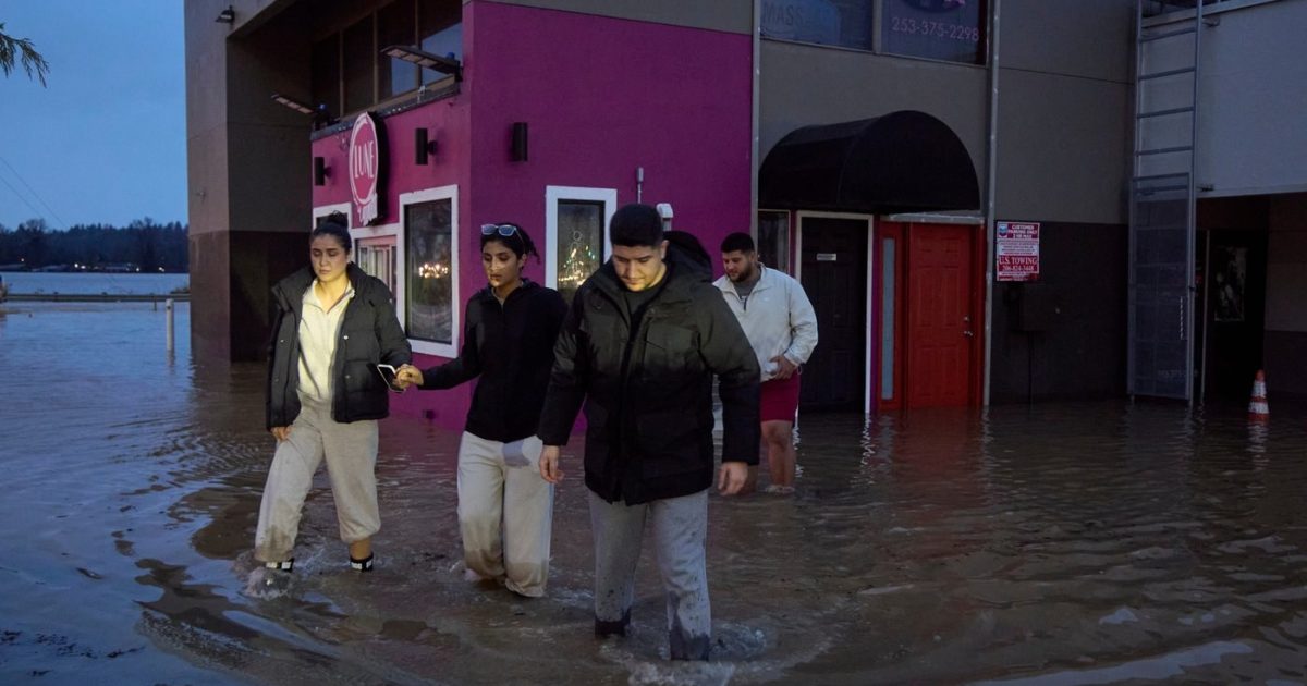 National Newswatch | CP News Alert: 165 farms under flood evacuation…